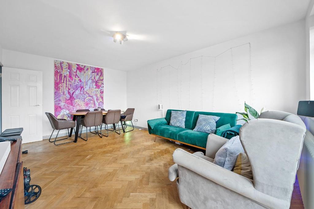 Queen Elizabeths Walk, N16 2 bed apartment - £1,900 pcm (£438 pw)