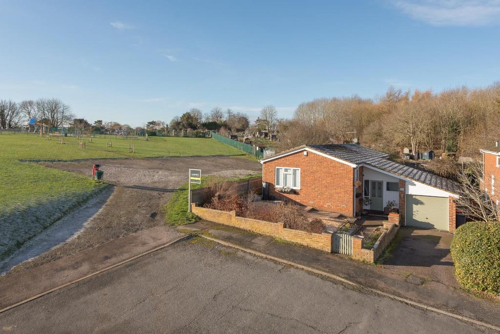 Alwins Field, Leighton Buzzard 3 bed detached bungalow - £489,995