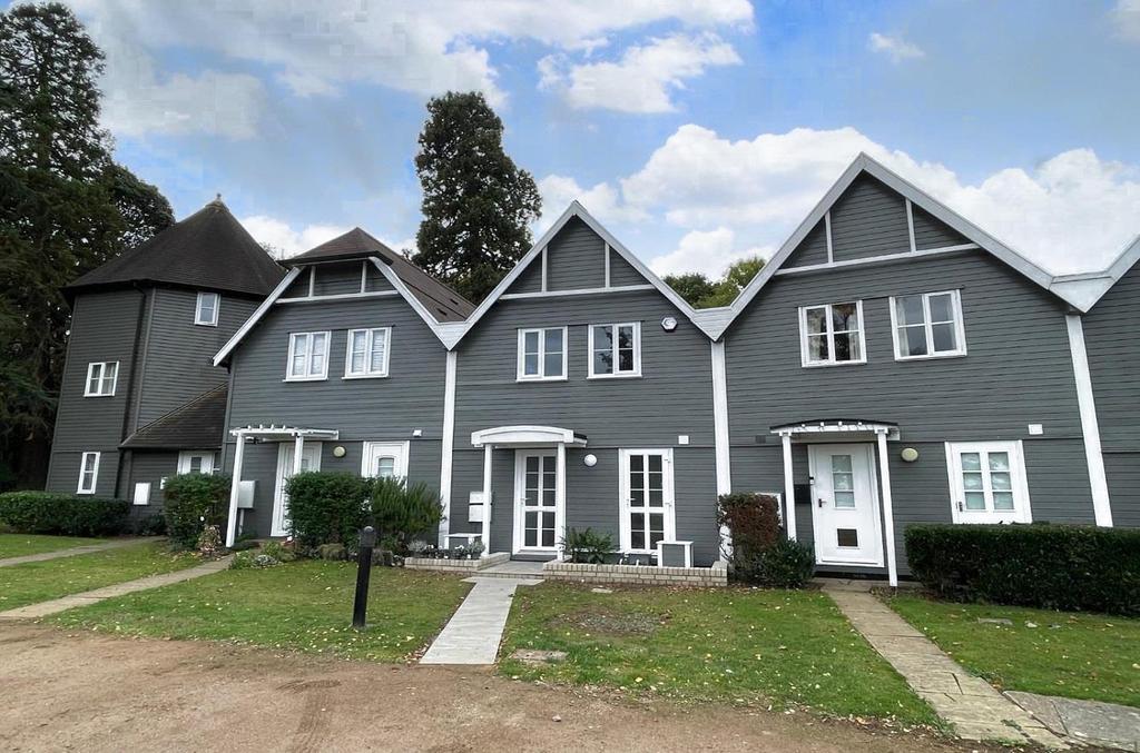 The Roundel, Overstone Park... 3 bed terraced house - £1,100 pcm (£254 pw)