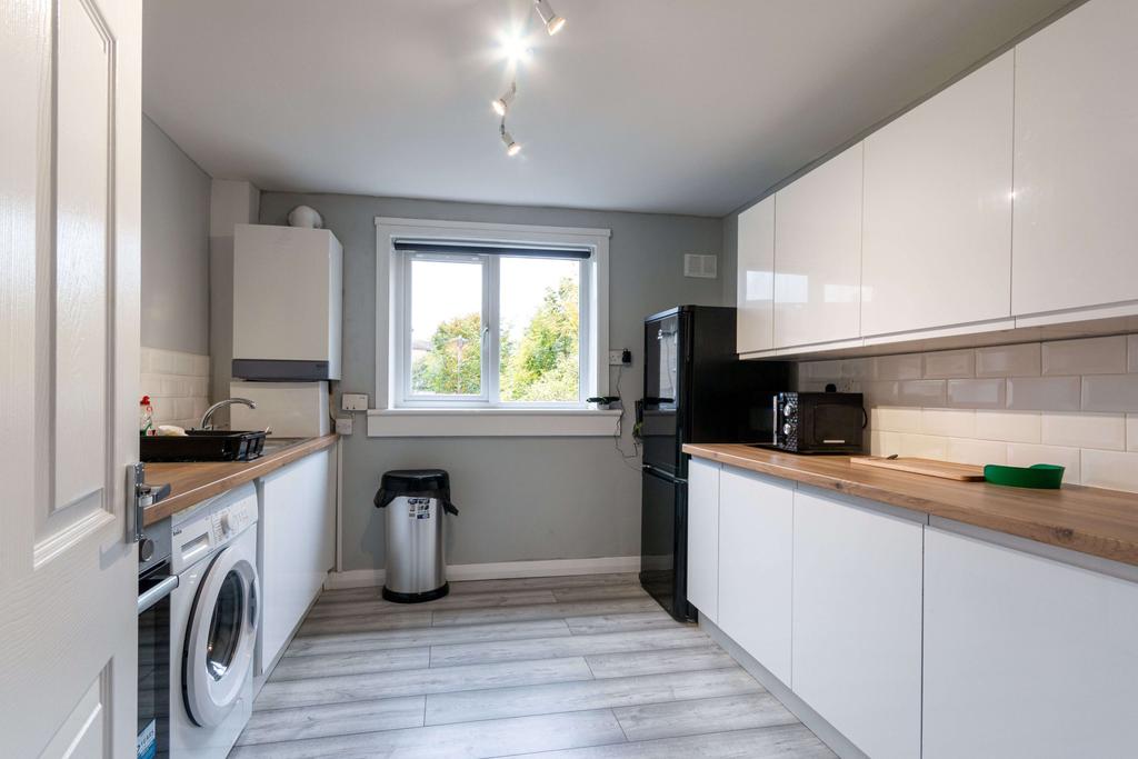 Christian Crescent Edinburgh EH15 3AE... 2 bed flat - £995 pcm (£230 pw)