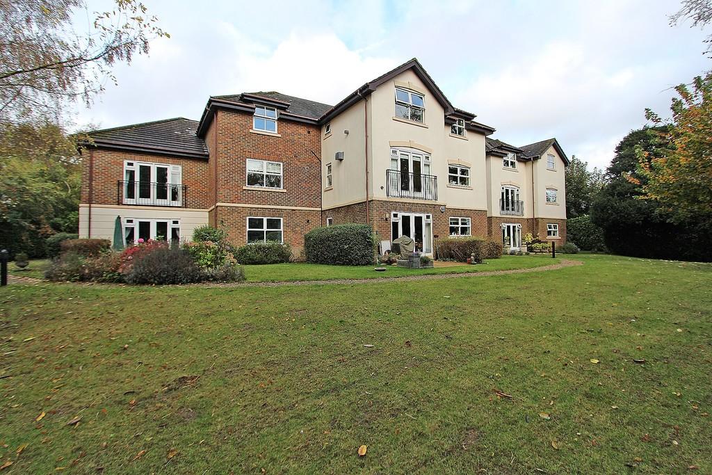 Furze Hill, Kingswood 3 bed apartment - £475,000