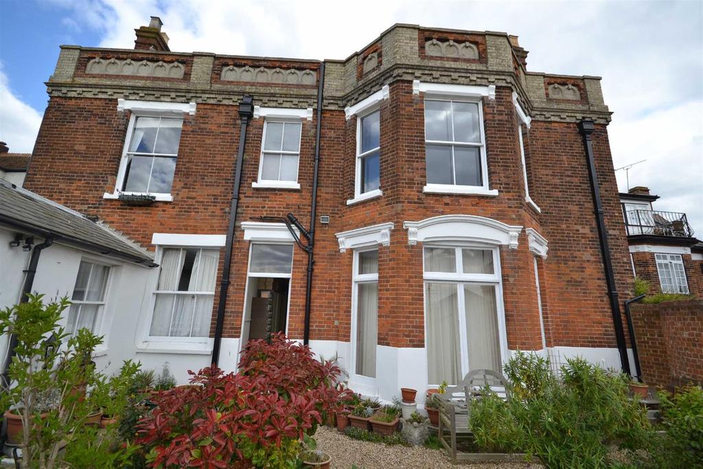 High Street, Burnham-on-Crouch 2 bed apartment - £850 pcm (£196 pw)
