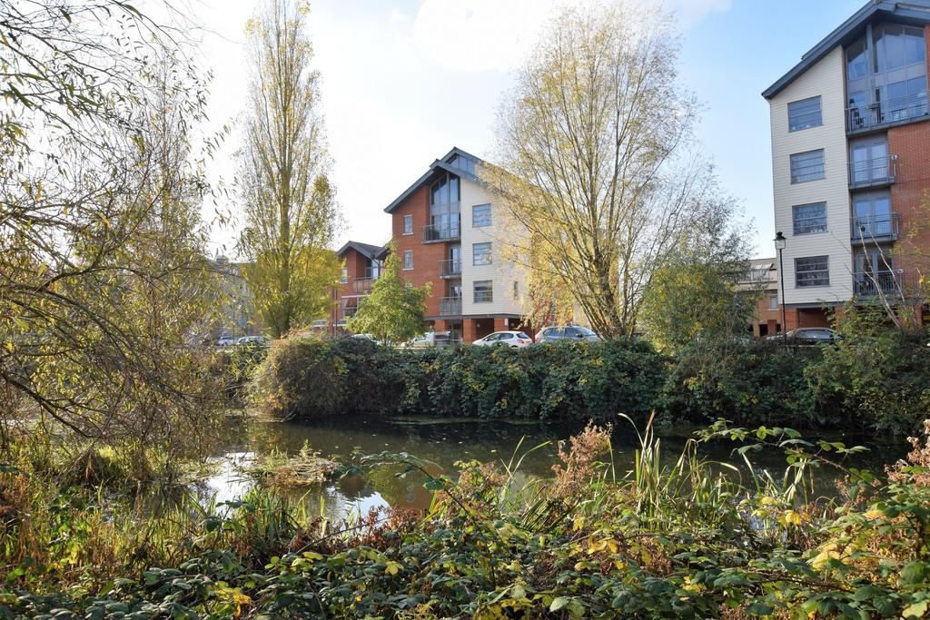 Rotary Way, Colchester, CO3 3LG 2 bed apartment - £200,000