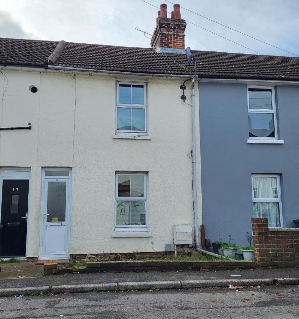 Whitfeld Road 3 bed terraced house - £1,050 pcm (£242 pw)