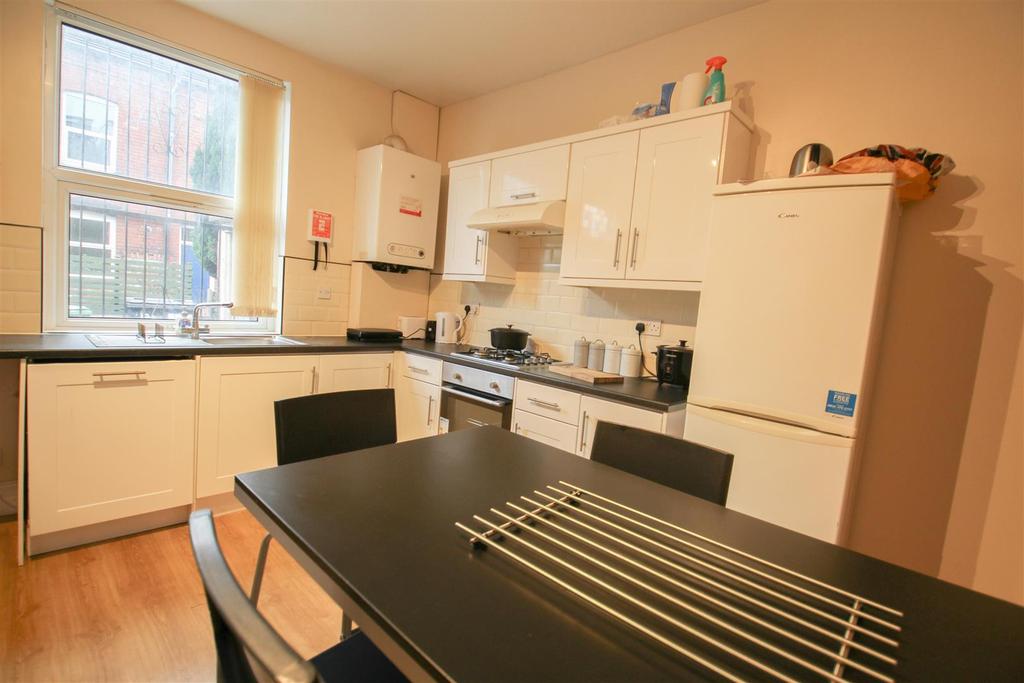 Welton Place, Hyde Park, Leeds, LS6 1EW 4 bed terraced house - £2,132 ...
