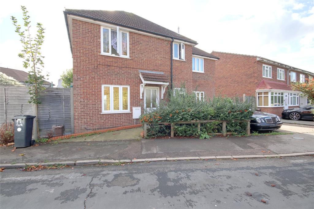 Newland Drive, Enfield, EN1 2 bed detached house - £500,000