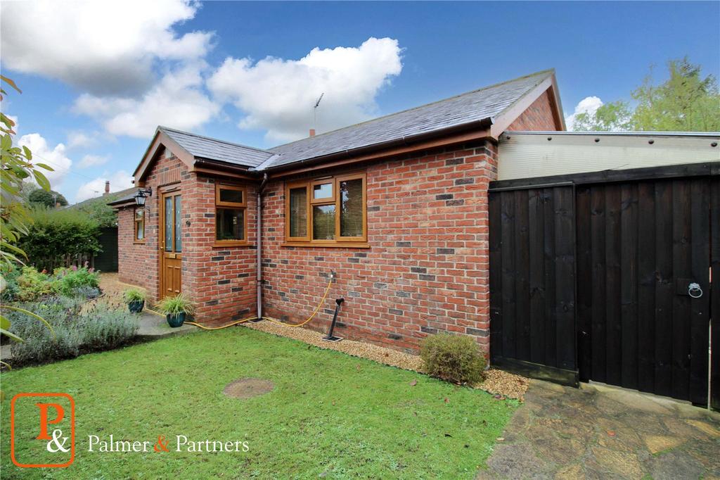 Lewis Lane, Stutton, Ipswich, Suffolk, IP9 4 bed bungalow for sale - £ ...