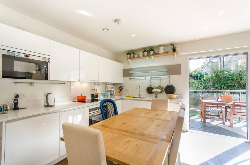 Oakhill Road, Putney, London, SW15 2 bed flat - £3,000 pcm (£692 pw)