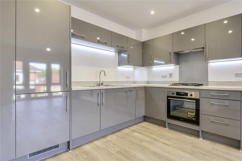 Bell Farm Way, Walton-On-Thames, KT12 2 bed flat - £1,795 pcm (£414 pw)