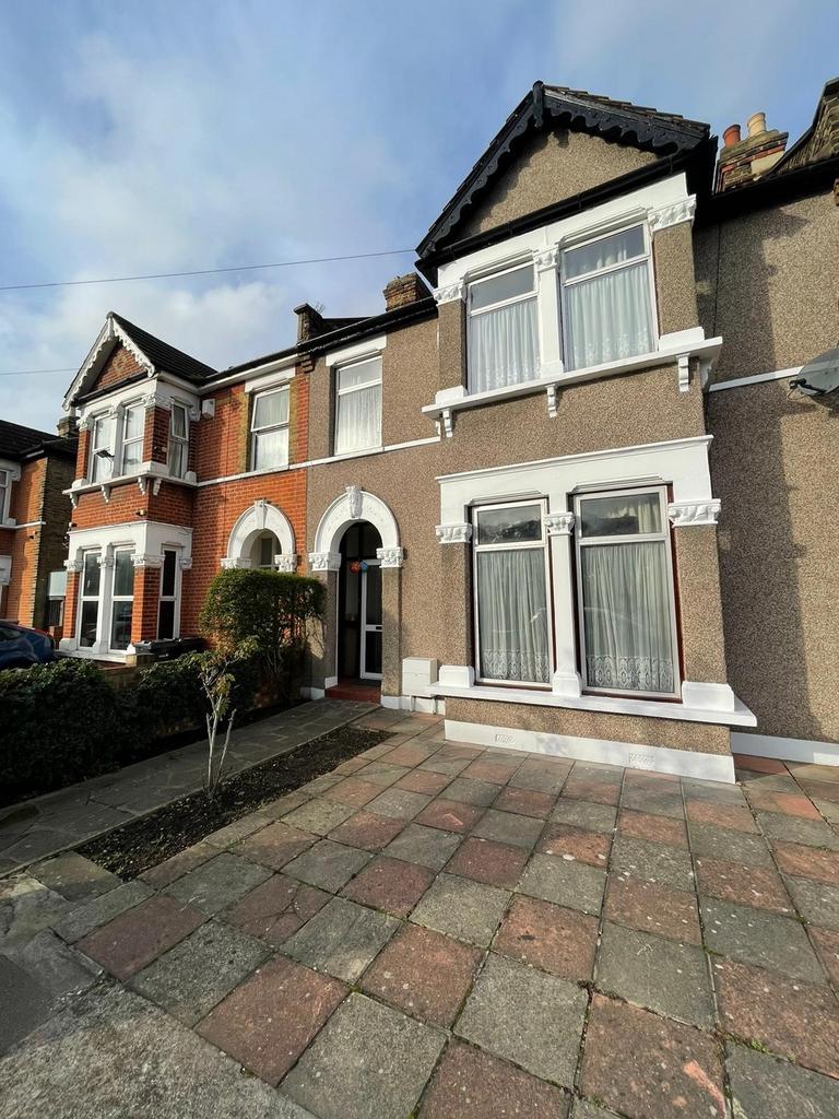 Colinton Road Ilford IG3 9RB 4 bed terraced house - £2,700 pcm (£623 pw)