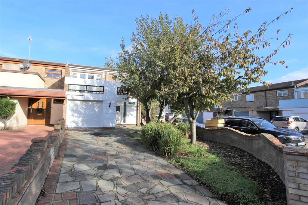 Sandon Road, Basildon, Essex, SS14 3 bed end of terrace house - £1,500 ...