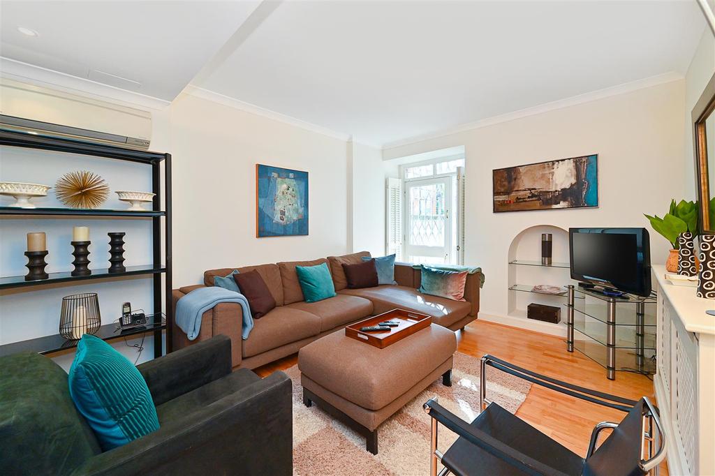 Basil Street, Knightsbridge, London SW3 4 bed flat - £4,550 pcm (£1,050 pw)