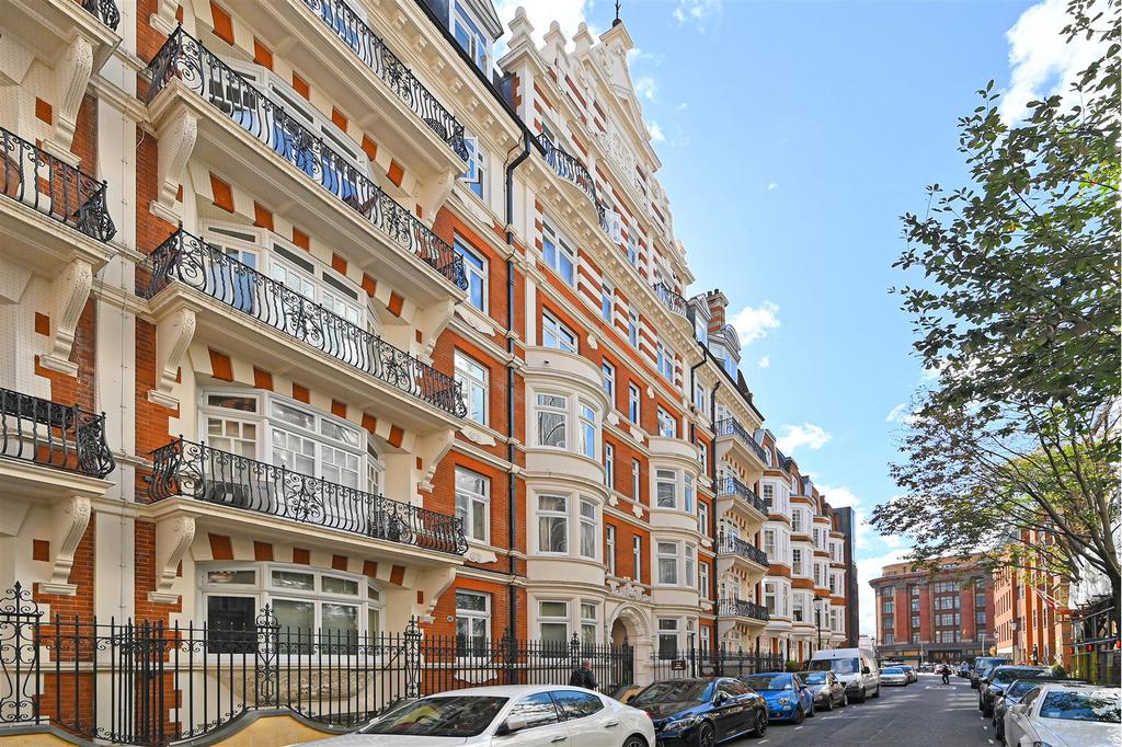 Basil Street, Knightsbridge, London SW3 4 bed flat - £4,550 pcm (£1,050 pw)