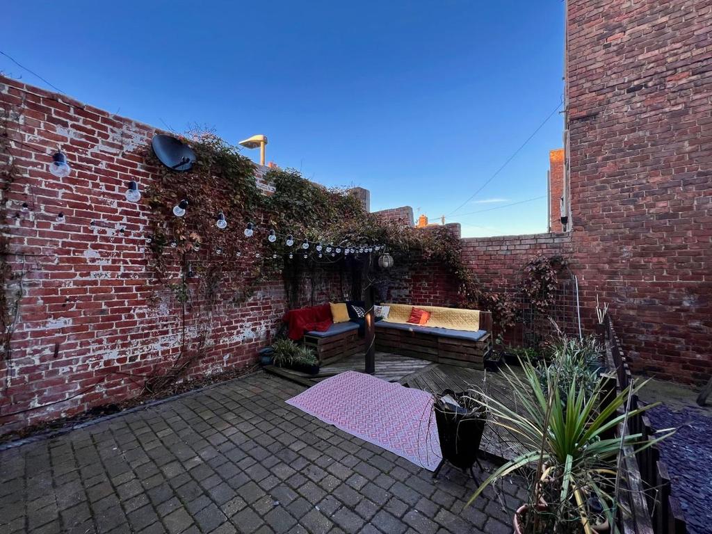 Beaconsfield Square, Headland... 4 bed end of terrace house - £210,000