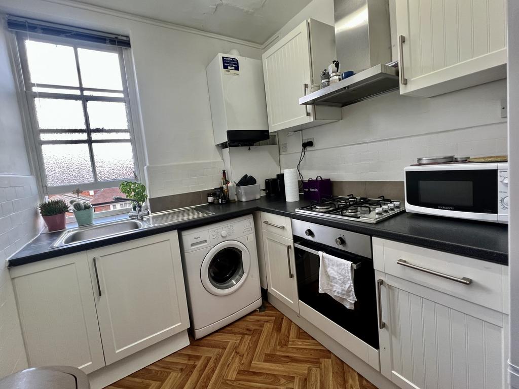 Cleverly Estate, Wormholt Road... 3 bed apartment - £2,900 pcm (£669 pw)
