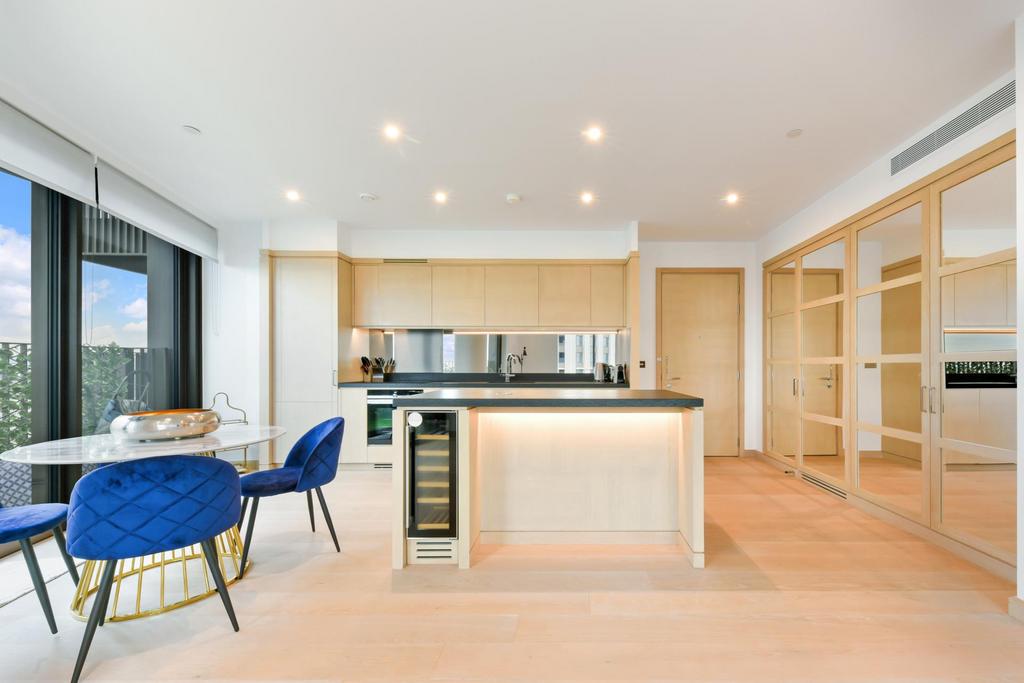 Legacy Building, Embassy Gardens... 2 bed flat - £5,417 pcm (£1,250 pw)