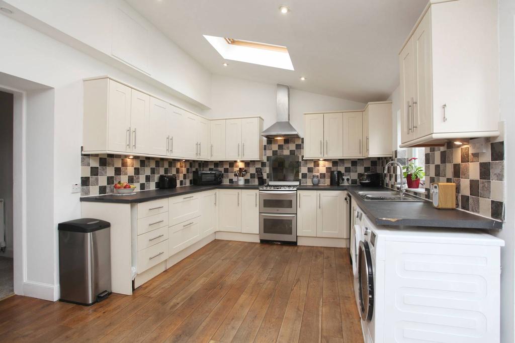 2 Queich Place, Kinross, KY13 8DF 3 bed end of terrace house - £249,000