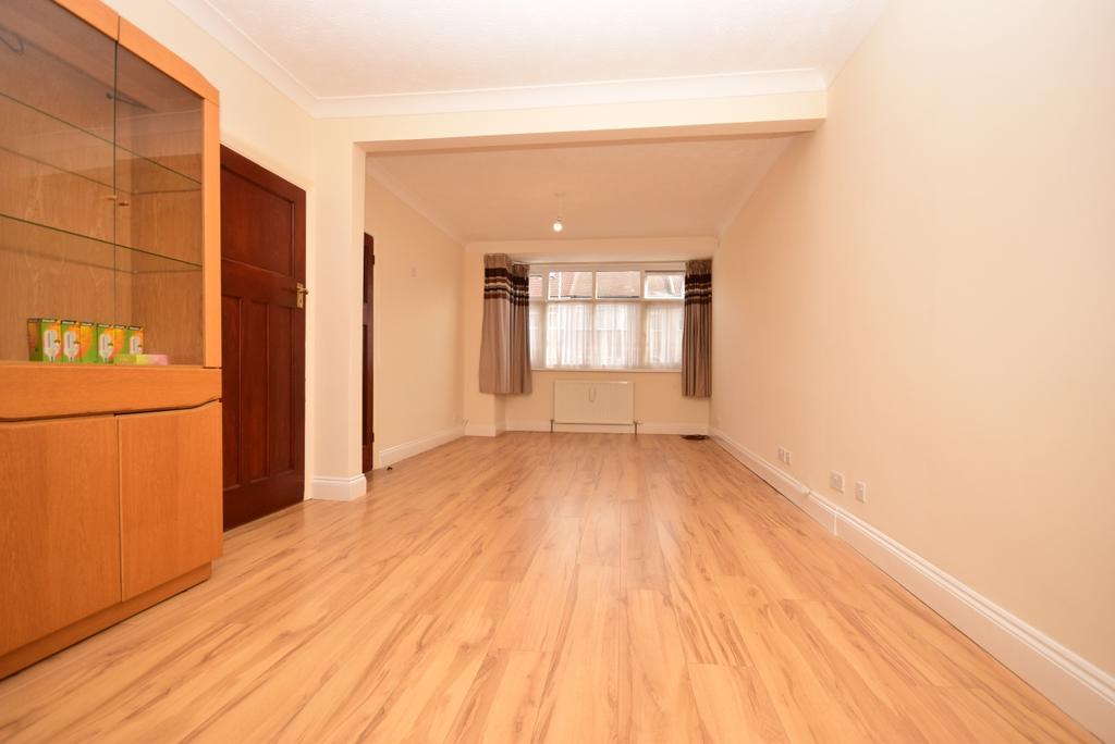 Jarrow Road Romford Rm6 3 Bed End Of Terrace House £1 650 Pcm £381 Pw