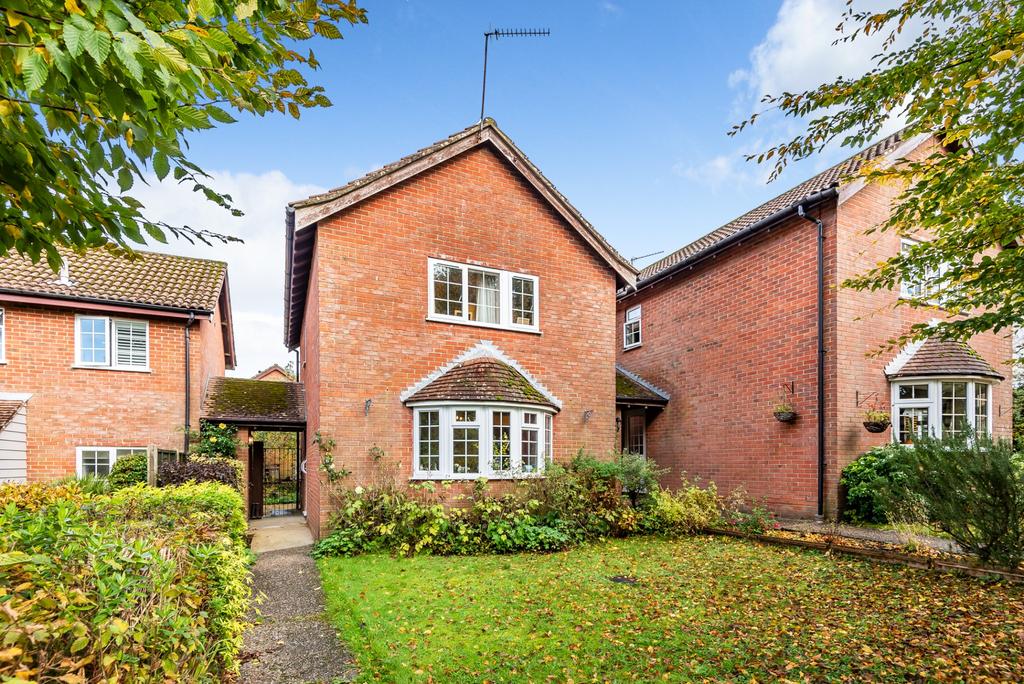 Liphook 3 bed link detached house - £400,000