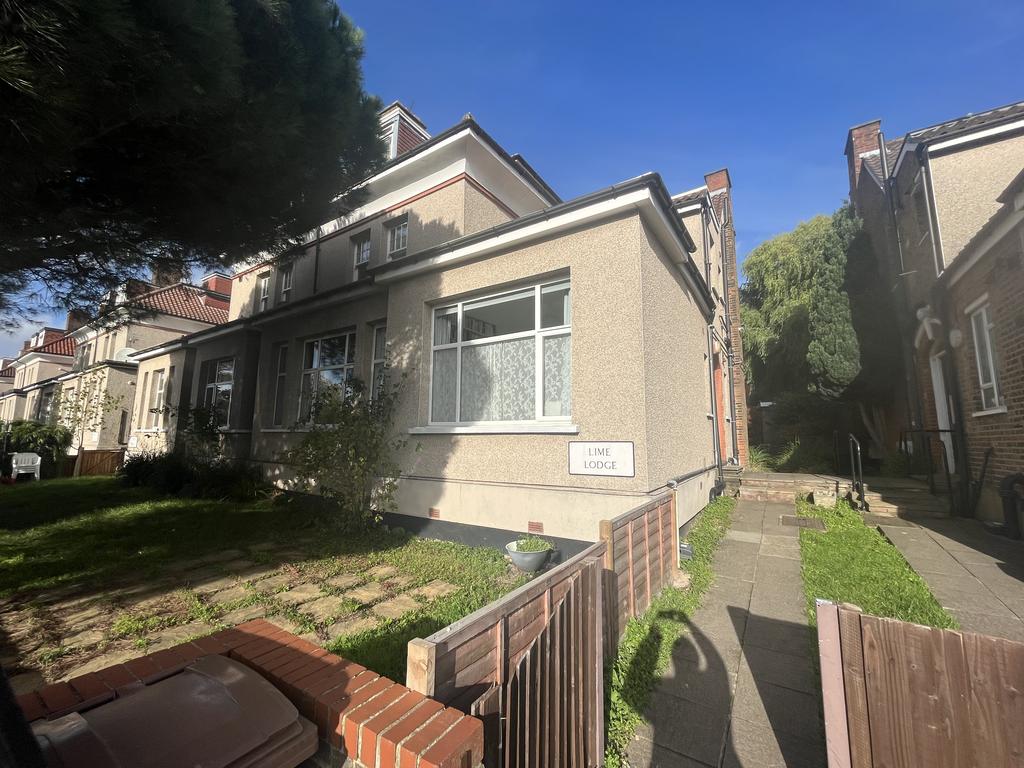 Lime Lodge, Montalt Road, Essex, IG8 1 bed flat - £1,250 pcm (£288 pw)