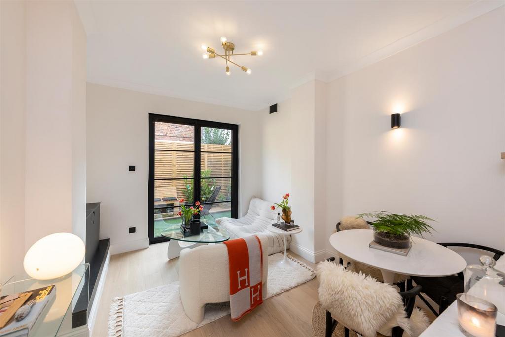 Mablethorpe Road, London 2 bed flat - £699,950