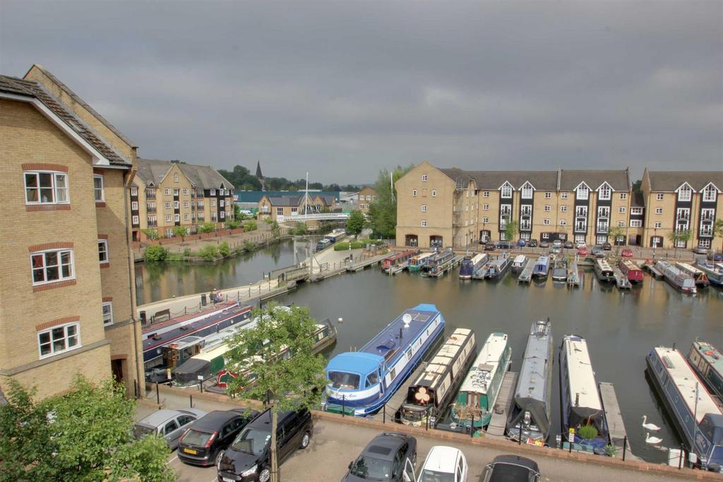 Stephenson Wharf, Hemel Hempstead 3 bed apartment - £375,000