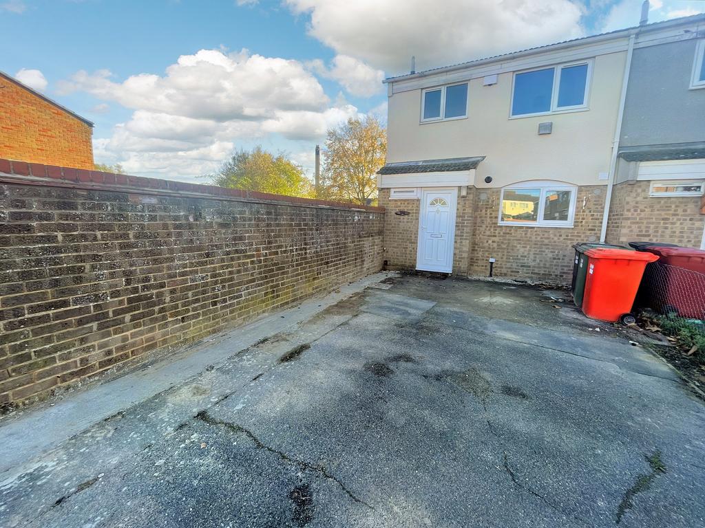 Pennine Road, Slough SL2 3 bed end of terrace house - £1,775 pcm (£410 pw)