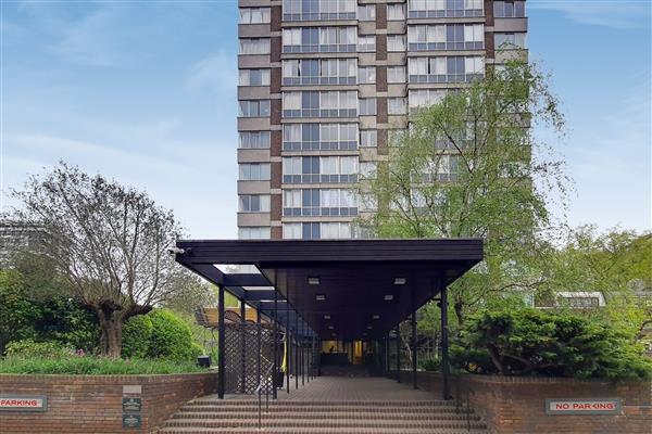 QUADRANGLE TOWER, CAMBRIDGE SQUARE... 1 bed flat - £600,000