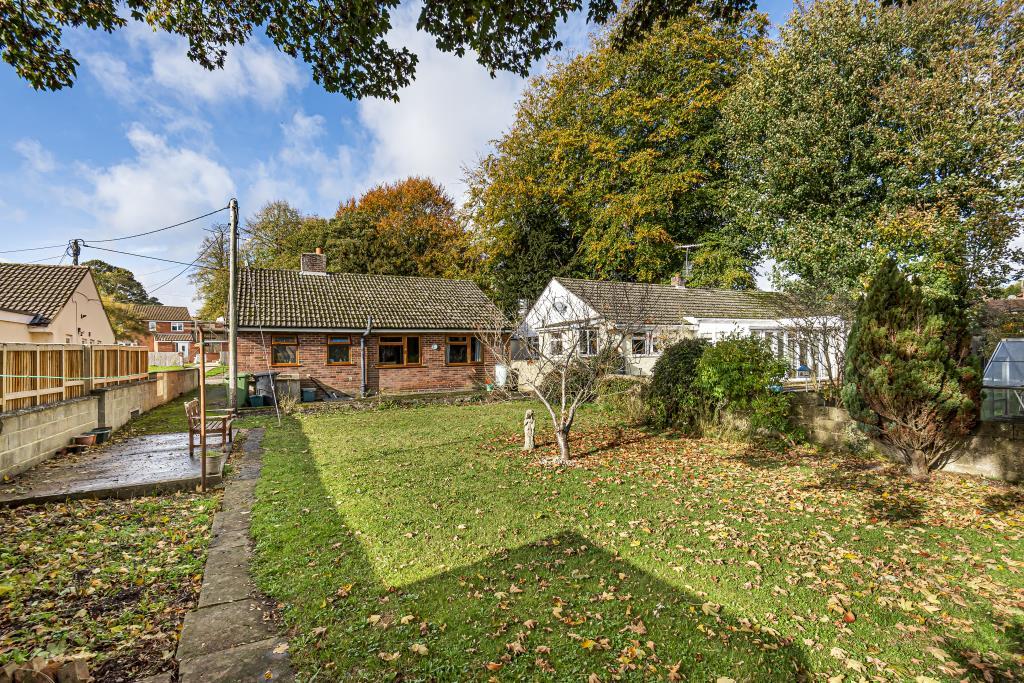 Lambourn, West Berkshire, RG17 3 bed detached bungalow for sale - £325,000