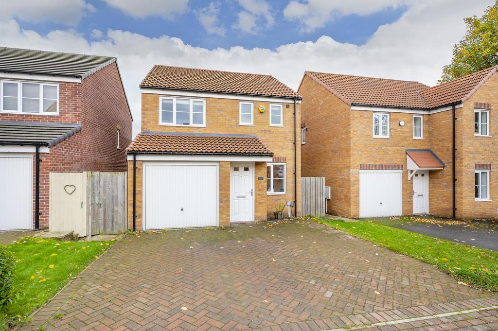 Settle Vale, Morley, LS27 3 bed detached house - £300,000