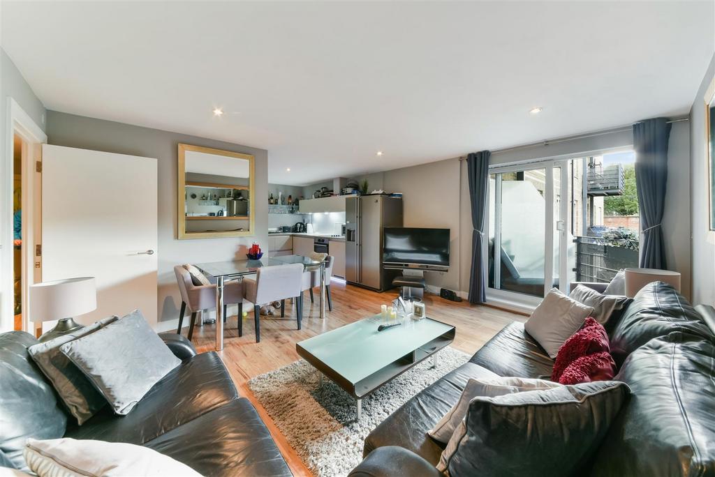 Queensgate House, Hereford Road, E3 2 bed flat - £2,000 pcm (£462 pw)