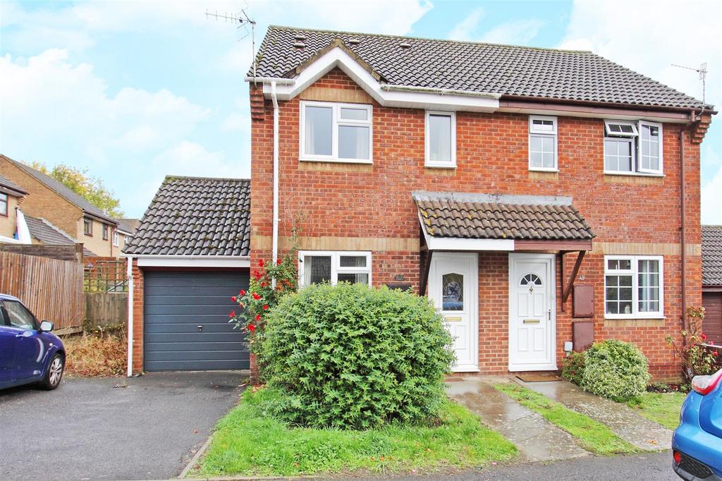 Woodbury Gardens, Salisbury 2 bed semi-detached house - £1,200 pcm (£277 pw)