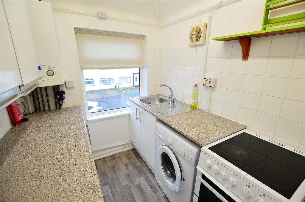 Cornwall Avenue, Slough, Berkshire 1 bed maisonette - £1,000 pcm (£231 pw)