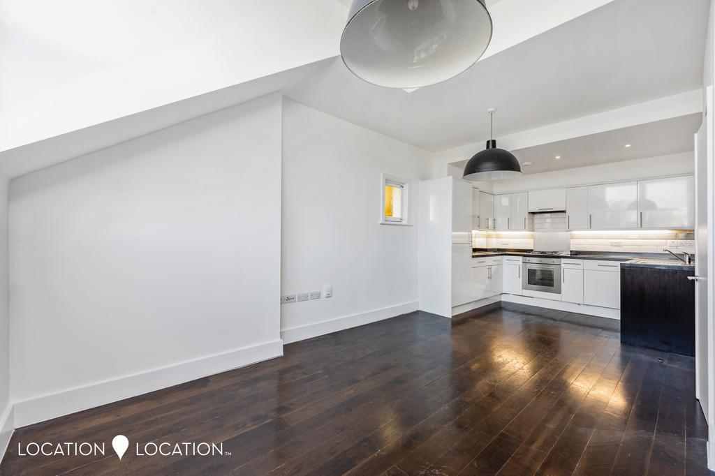 Queen Elizabeth Walk, N16 2 bed flat - £2,350 pcm (£542 pw)