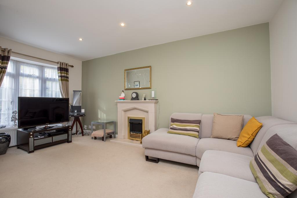Bates Walk, Addlestone KT15 3 bed end of terrace house - £1,800 pcm (£ ...