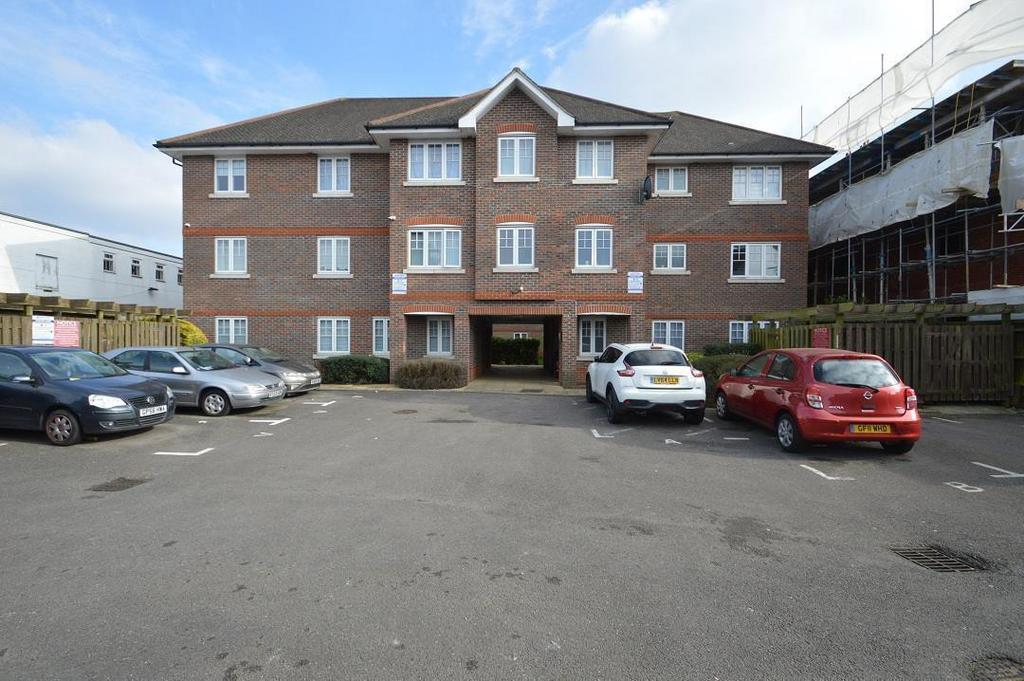 Farnburn Avenue, Slough, Berkshire, SL1 1 bed apartment - £1,050 pcm (£ ...