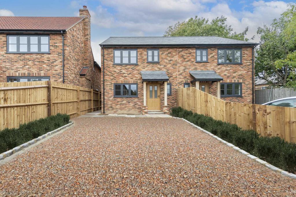 Slapton - EXCLUSIVE NEW HOMES 3 bed semi-detached house - £450,000