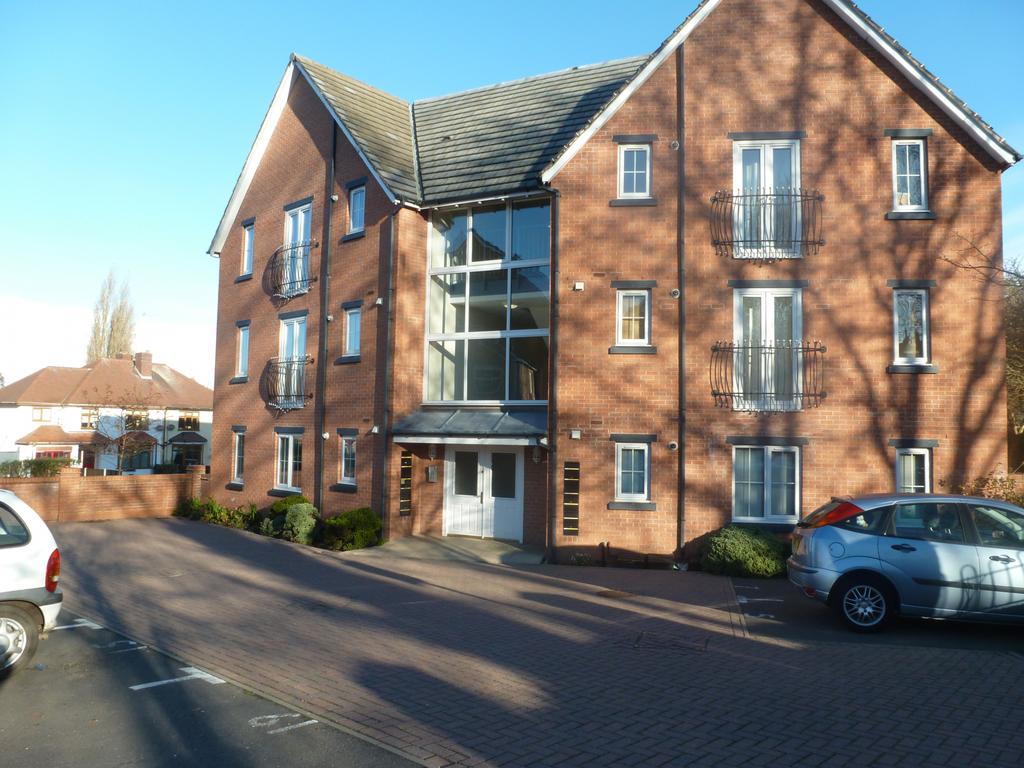 Pear Tree Court, Rugeley, WS15 1HF 2 bed flat - £115,000