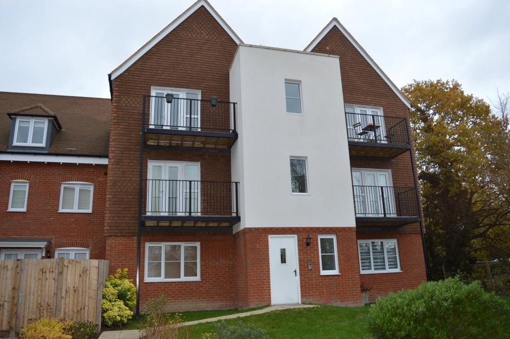 Wokingham, Berkshire 2 bed apartment - £1,350 pcm (£312 pw)