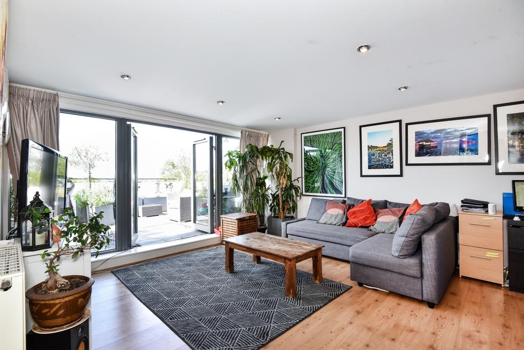 163 Peckham Rye London SE15 3 bed flat - £2,800 pcm (£646 pw)