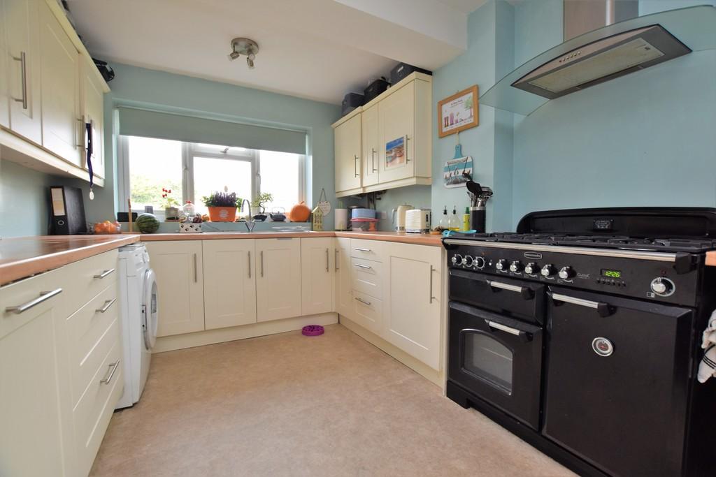 Birch Avenue, Great Bentley CO7 8LL 3 bed semi-detached house - £300,000