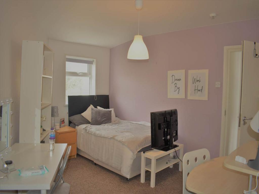 Violet Row, 3 bed flat - £1,290 pcm (£298 pw)