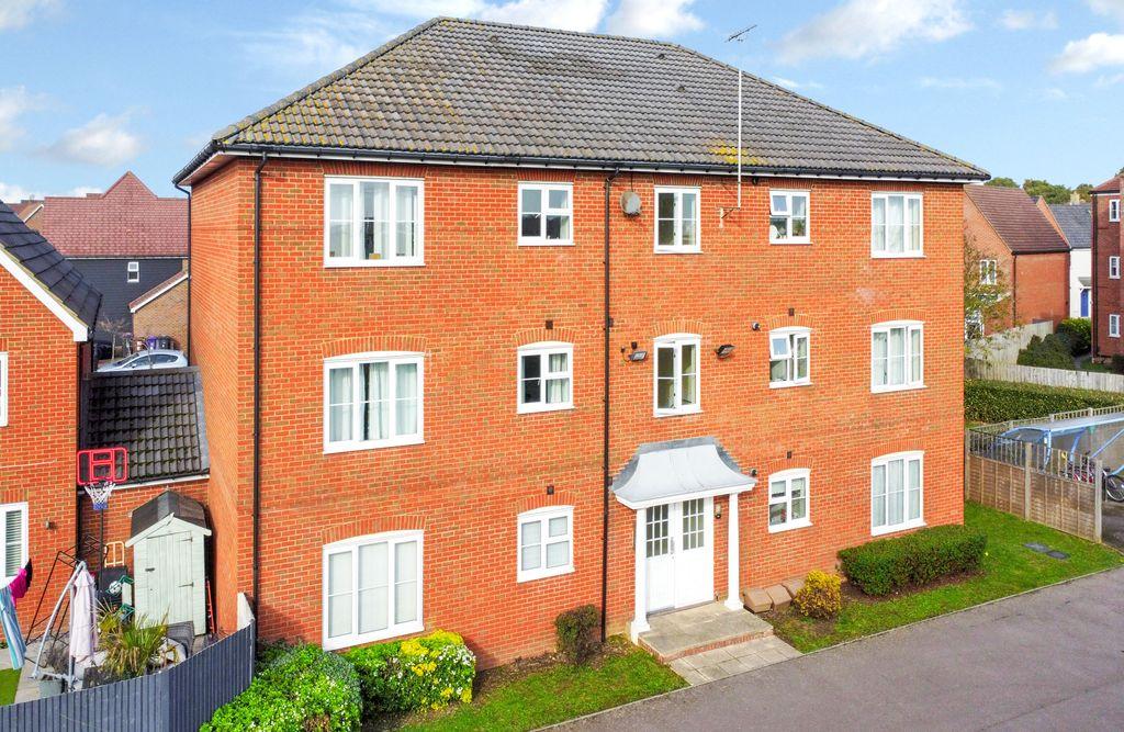 Cotswold Drive, Stevenage SG1 6GT 2 bed apartment - £230,000