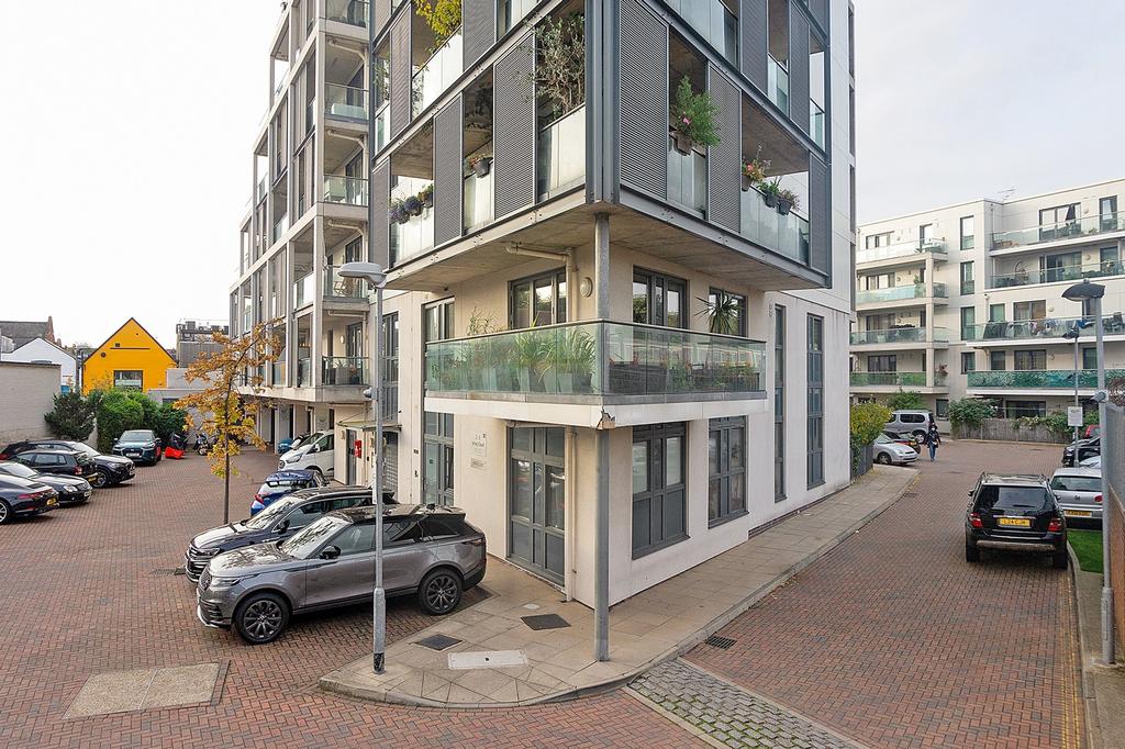 Dairy Close, SW6 1 bed flat - £2,000 pcm (£462 pw)