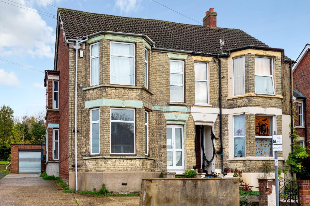 High Wycombe, Buckinghamshire, HP13 2 bed apartment - £1,250 pcm (£288 pw)