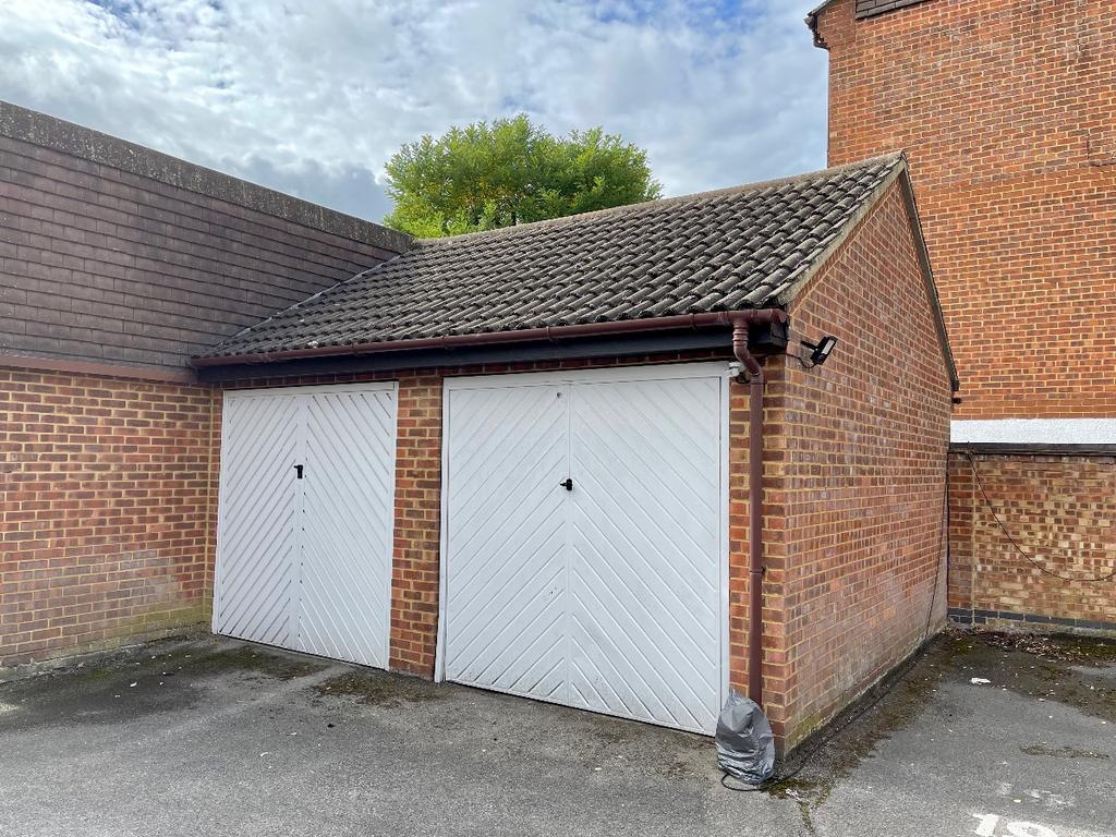 GARAGE TO LET Apartment - £120 pcm (£28 pw)