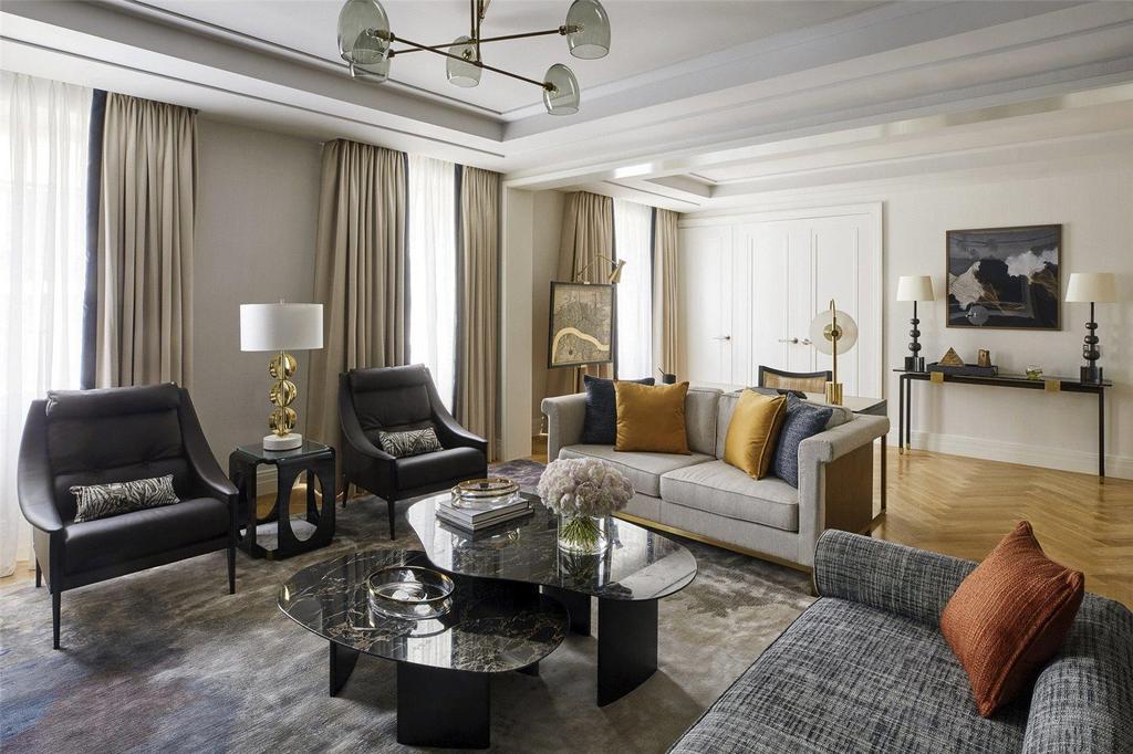 Trinity Square, London EC3N 2 bed house - £21,233 pcm (£4,900 pw)