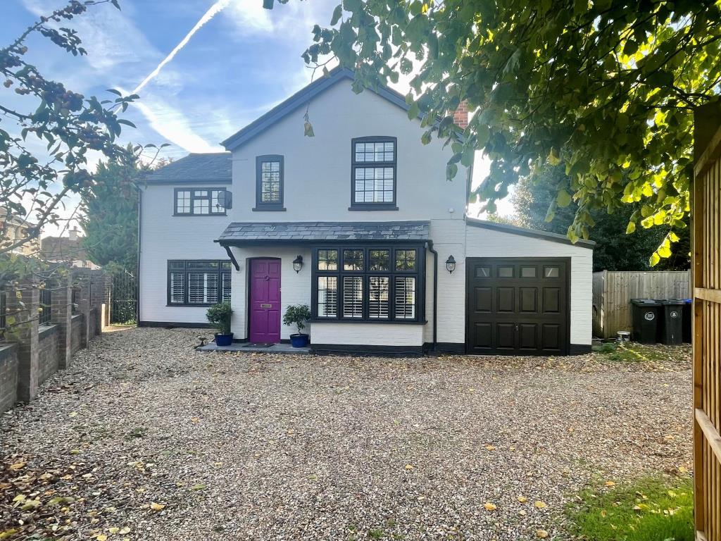 Windlesham, Surrey, GU20 3 bed detached house - £1,100,000