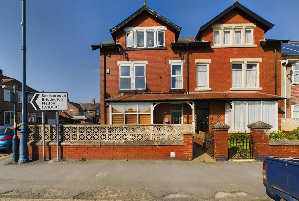 Station Avenue, Filey, YO14 9AE 2 bed flat - £80,000
