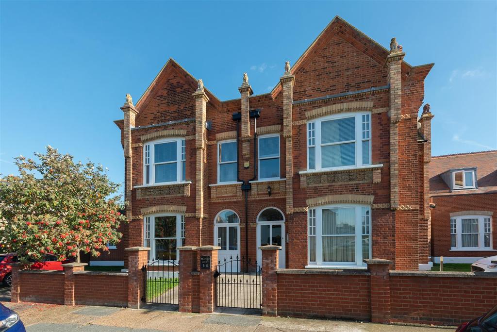 Graystone Road, Tankerton, Whitstable 2 bed apartment - £1,300 pcm (£ ...